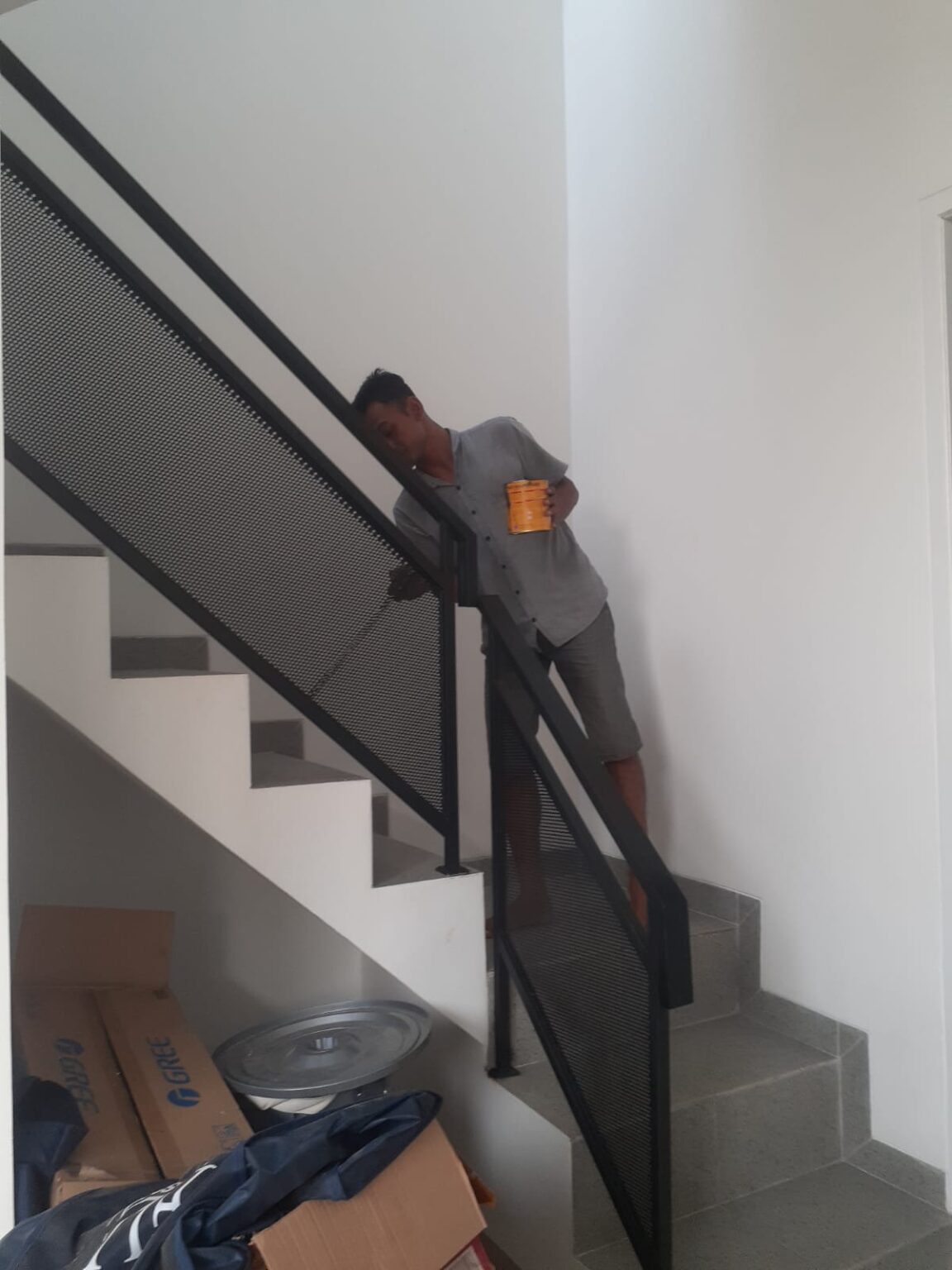 Pesan Railing Tangga Minimalis Perforated Sekarang di Bengkel las Bandung
