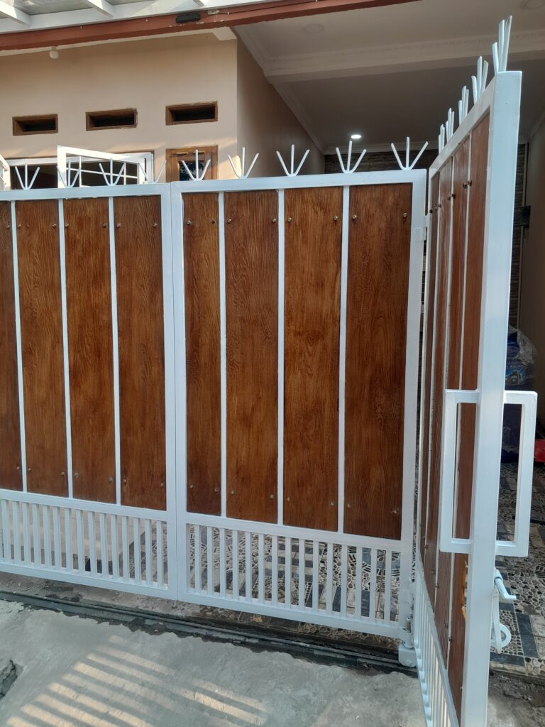 Pesan Pagar Besi GRC Woodplang Motif Kayu Sekarang di Bengkel las Bandung